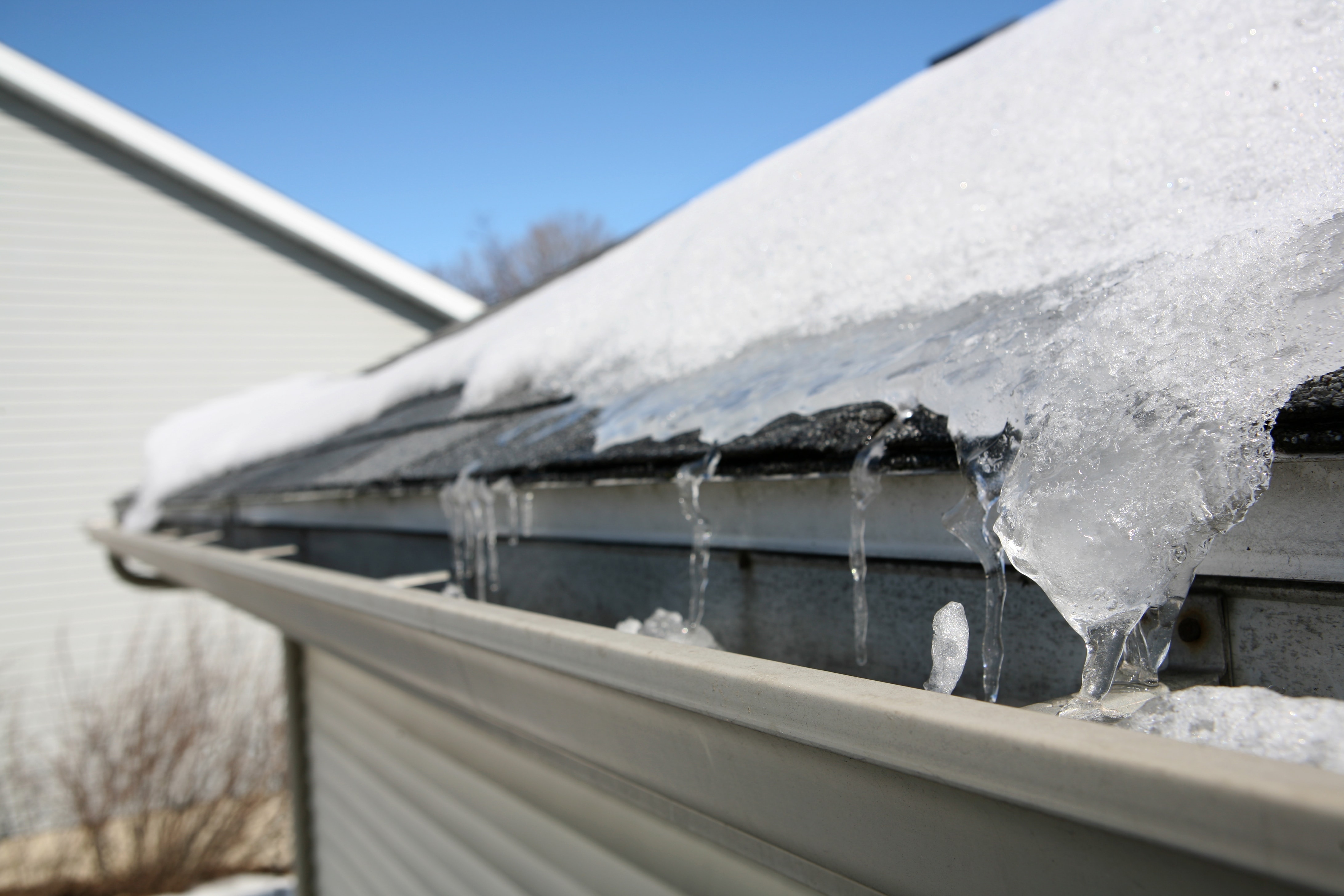 3 Ways to Prevent Winter Roof & Gutter Damage - Zephyr Thomas 3 Ways to Prevent Winter Roof & Gutter Damage - Zephyr Thomas